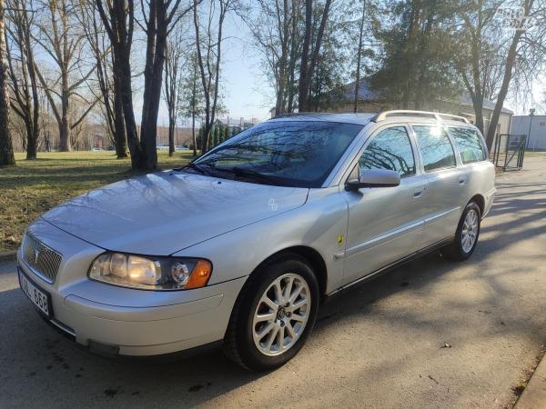 Volvo V70 2005 in Ukmerge, with an engine capacity of 2.40 L and mileage of 389 thousand km for 1750 €, photo 1 on AUTOMOTO.COM.LV