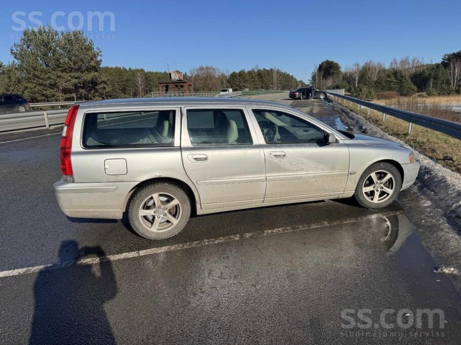 Volvo V70 2005 in Jurmala, with an engine capacity of 2.40 L and mileage of 488 thousand km for 1290 €, photo 3 on AUTOMOTO.COM.LV