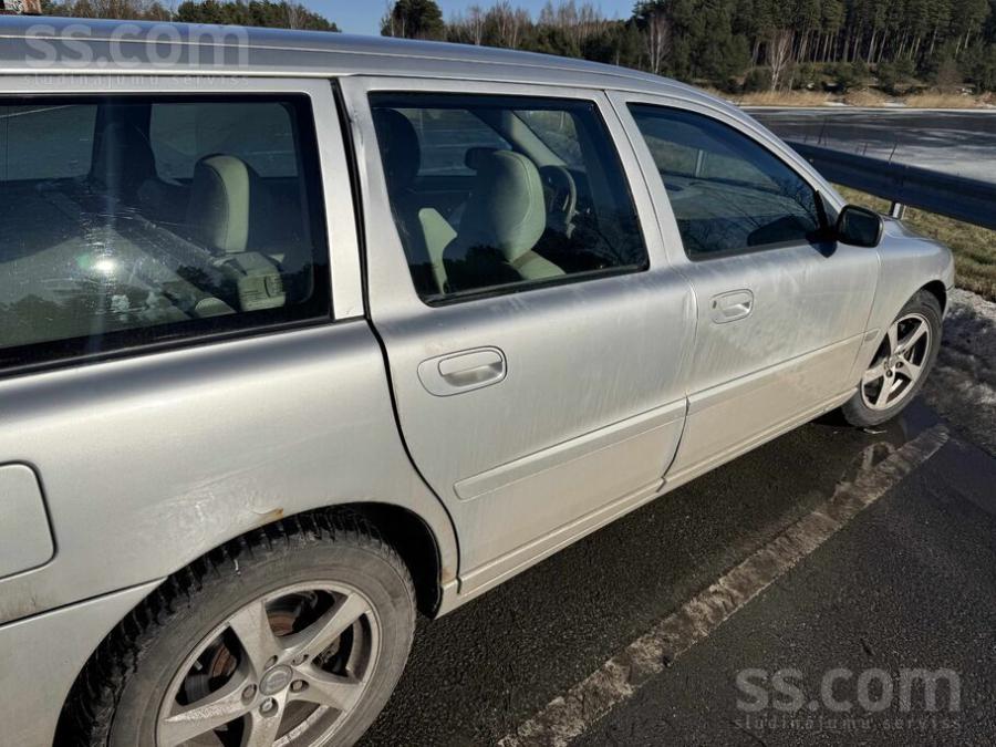Volvo V70 2005 in Jurmala, with an engine capacity of 2.40 L and mileage of 488 thousand km for 1290 €, photo 6 on AUTOMOTO.COM.LV