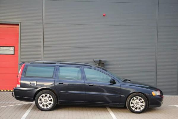 Volvo V70 2005 in Marupe, with an engine capacity of 2.40 L and mileage of 390 thousand km for 3850 €, photo 8 on AUTOMOTO.COM.LV