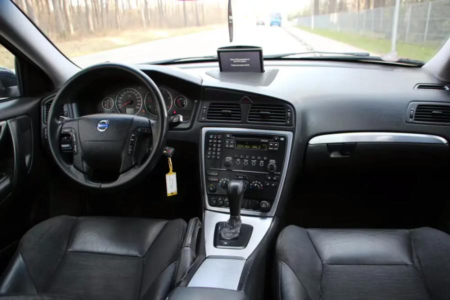 Volvo V70 2005 Mārupe, ar dzinēja tilpumu 2.40 L un nobraukumu 390 tūkst. km par 3850 €, foto 16 vietnē AUTOMOTO.COM.LV