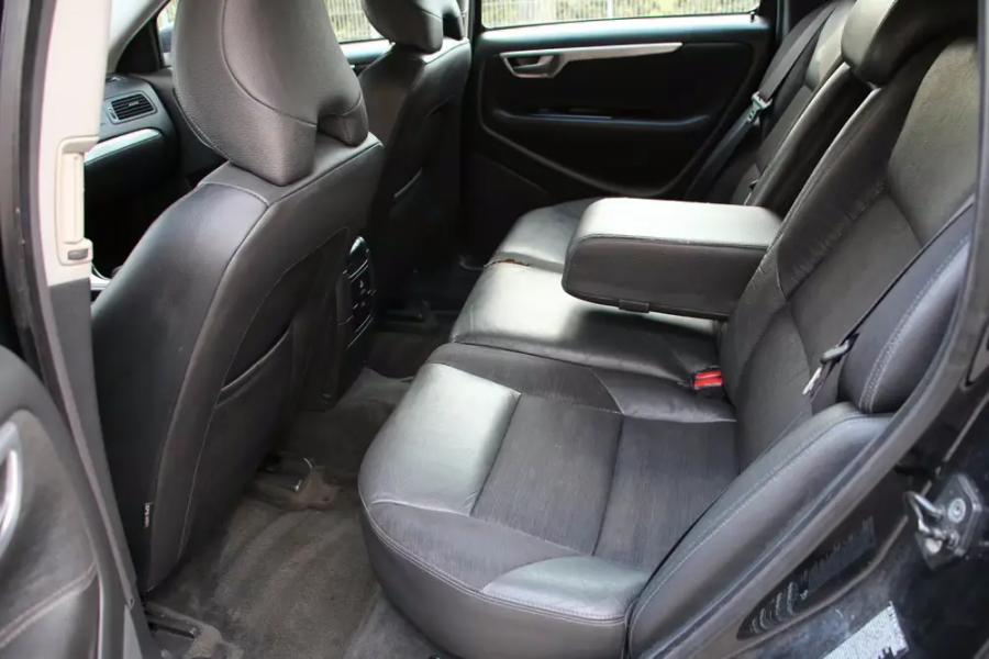 Volvo V70 2005 Mārupe, ar dzinēja tilpumu 2.40 L un nobraukumu 390 tūkst. km par 3850 €, foto 17 vietnē AUTOMOTO.COM.LV