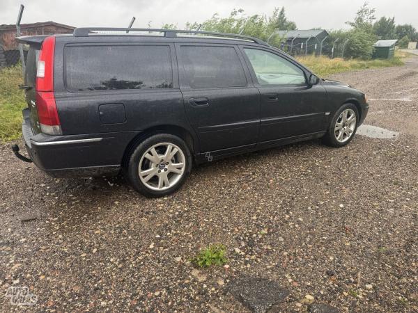 Volvo V70 2005 in Vilnius, with an engine capacity of 2.40 L and mileage of 384 thousand km for 1850 €, photo 6 on AUTOMOTO.COM.LV