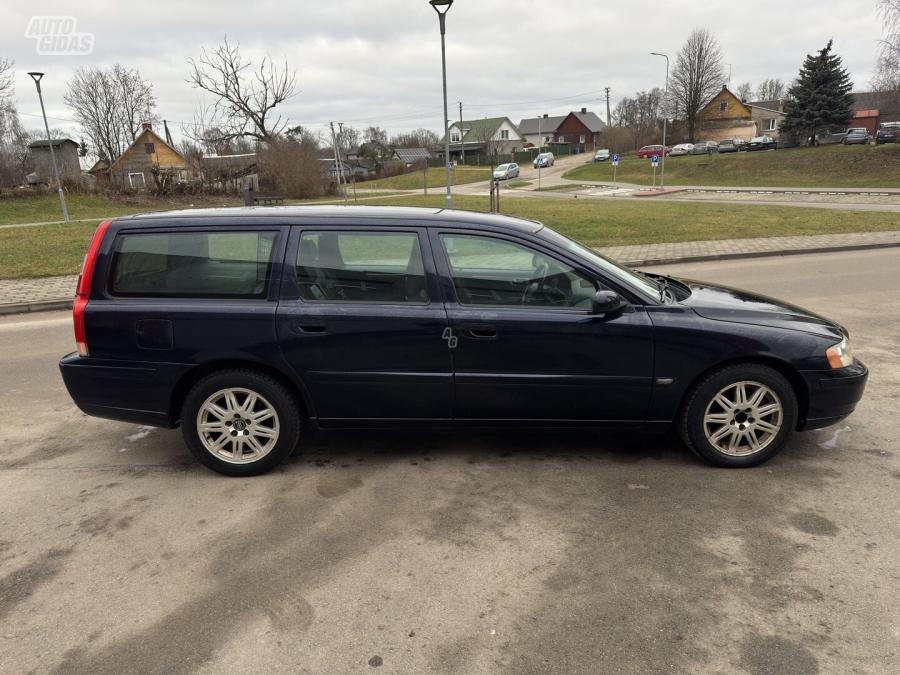 Volvo V70 2006 in Ukmerge, with an engine capacity of 2.40 L and mileage of 415 thousand km for 830 €, photo 6 on AUTOMOTO.COM.LV