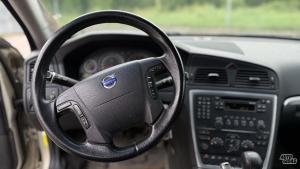 Volvo V70 2006 in Vilnius, with an engine capacity of 2.40 L and mileage of 251 thousand km for 1400 €, photo 10 on AUTOMOTO.COM.LV