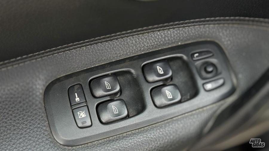 Volvo V70 2006 in Vilnius, with an engine capacity of 2.40 L and mileage of 251 thousand km for 1400 €, photo 14 on AUTOMOTO.COM.LV