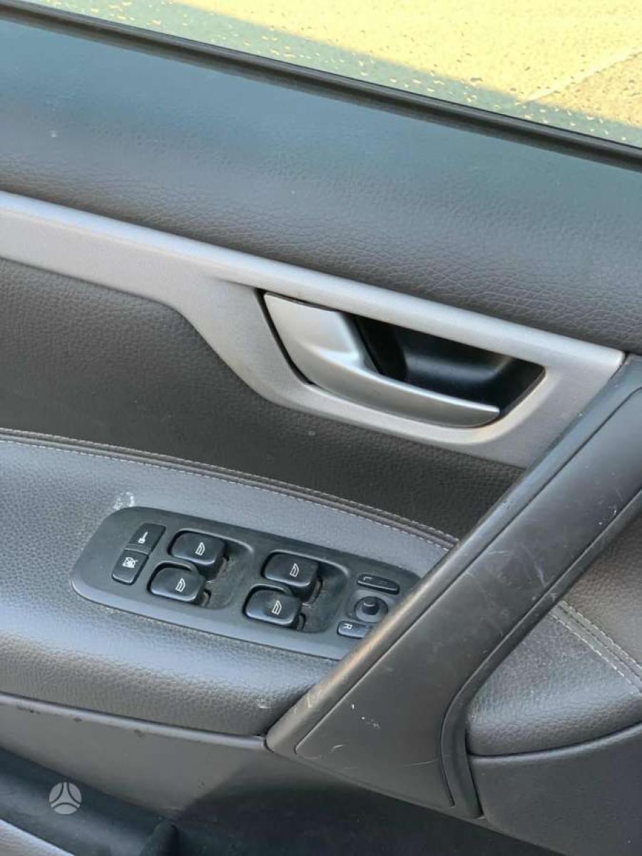 Volvo V70 2006 in Pakruojis, with an engine capacity of 2.40 L and mileage of 287 thousand km for 3300 €, photo 9 on AUTOMOTO.COM.LV