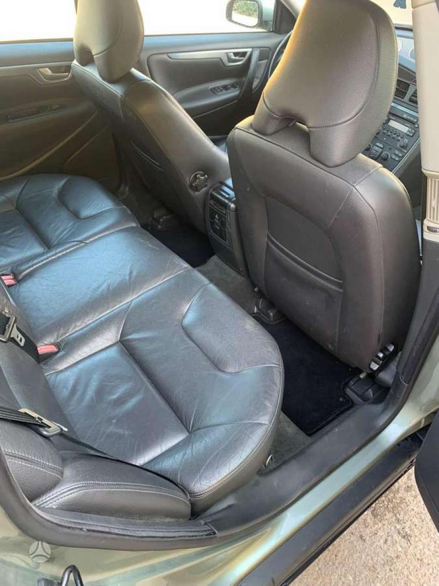 Volvo V70 2006 in Pakruojis, with an engine capacity of 2.40 L and mileage of 287 thousand km for 3300 €, photo 12 on AUTOMOTO.COM.LV