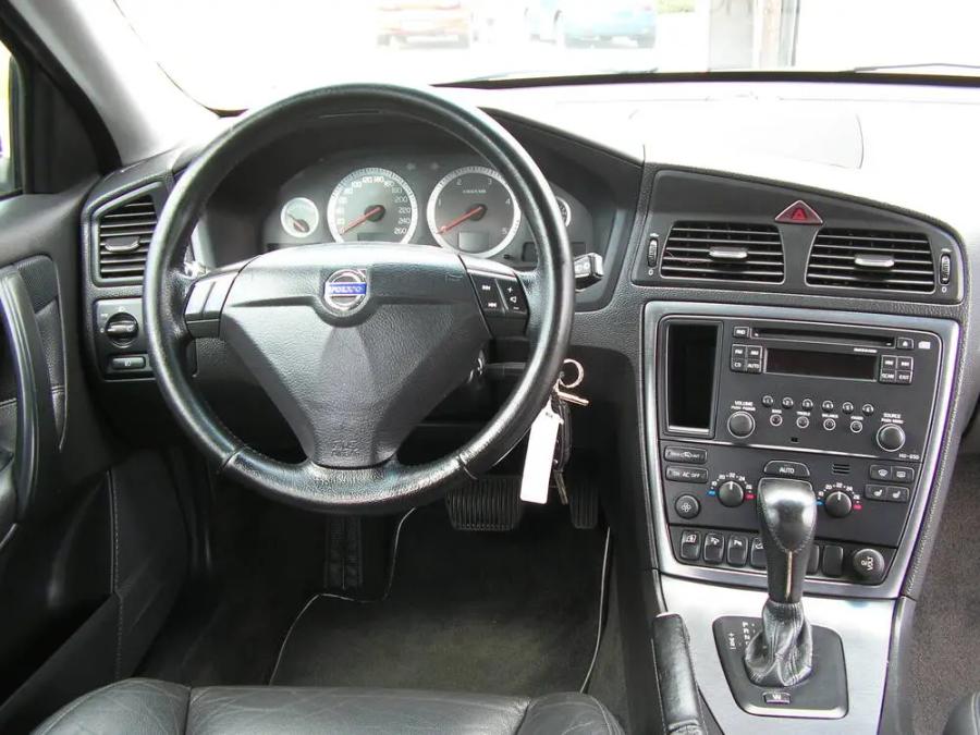 Volvo V70 2006 Sigulda, ar dzinēja tilpumu 2.40 L un nobraukumu 361 tūkst. km par 3750 €, foto 15 vietnē AUTOMOTO.COM.LV