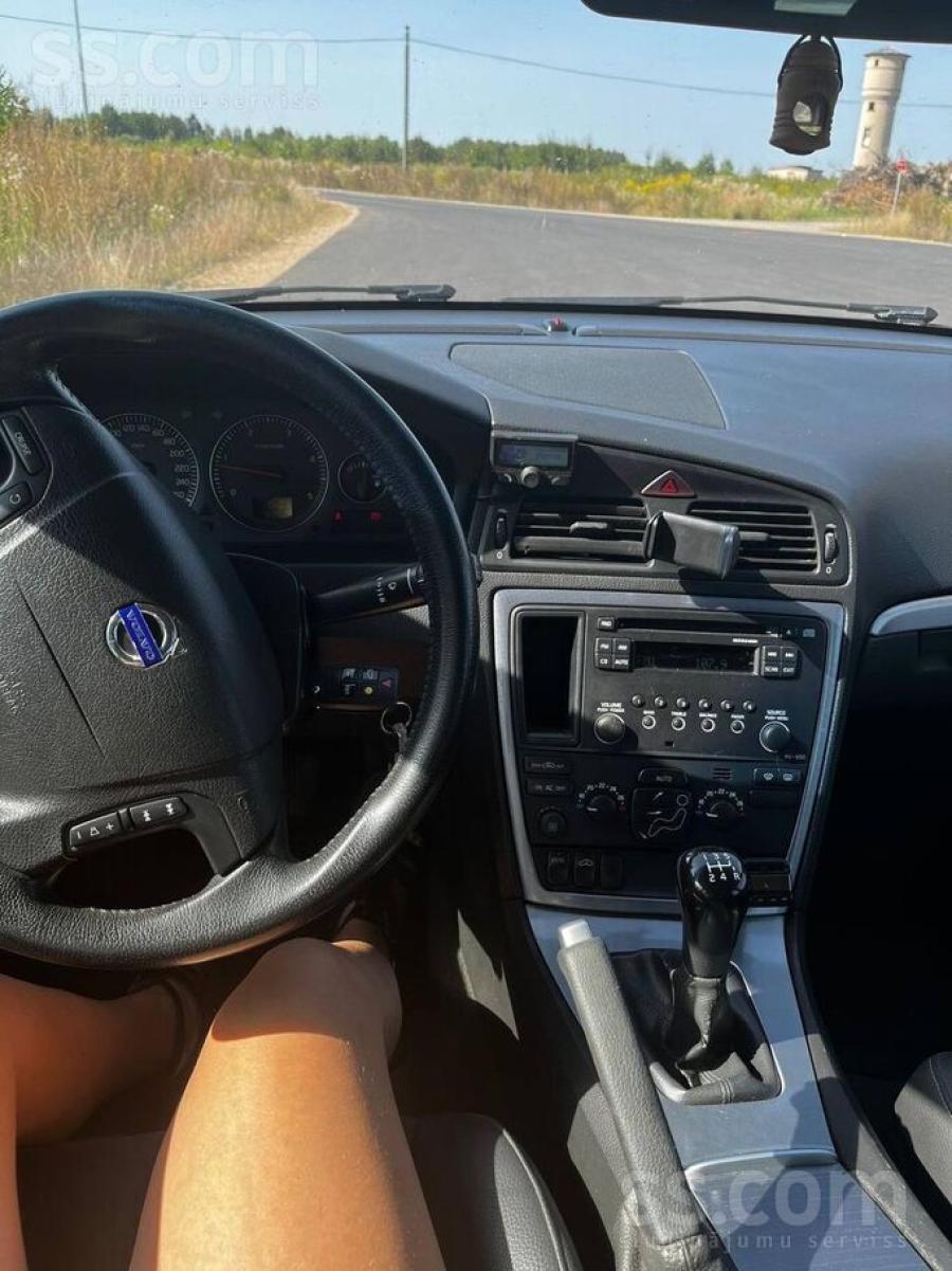 Volvo V70 2006 in Balvi, with an engine capacity of 2.40 L and mileage of 350 thousand km for 1900 €, photo 8 on AUTOMOTO.COM.LV