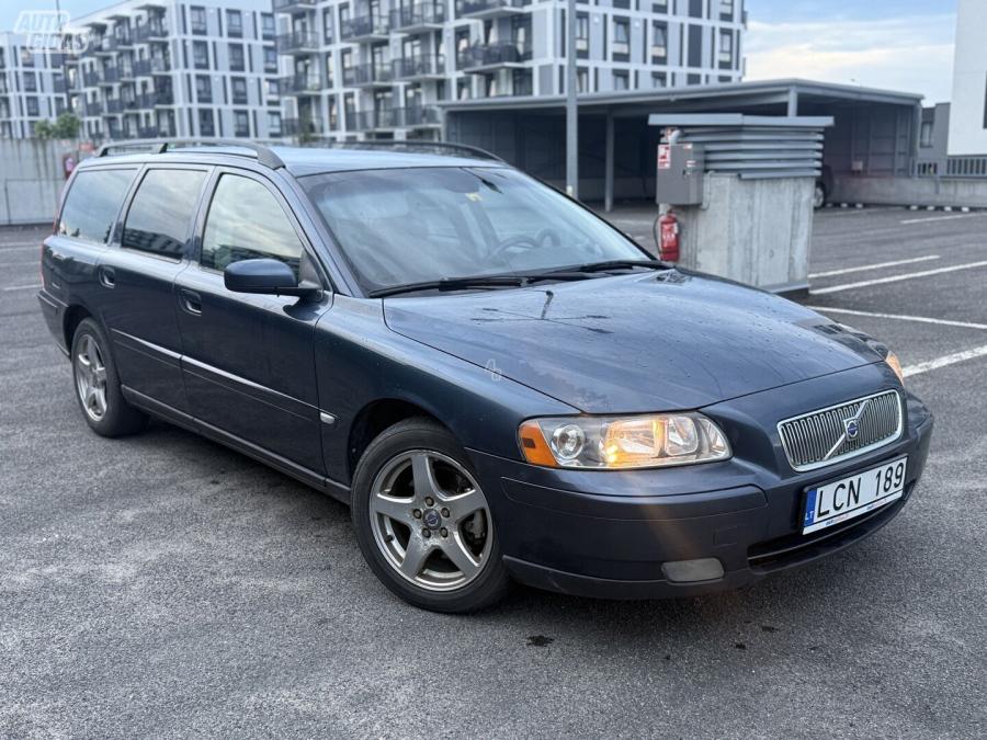 Volvo V70 2006 in Vilnius, with an engine capacity of 2.40 L and mileage of 400 thousand km for 1750 €, photo 1 on AUTOMOTO.COM.LV