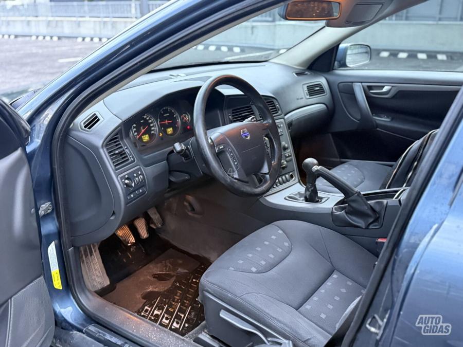 Volvo V70 2006 in Vilnius, with an engine capacity of 2.40 L and mileage of 400 thousand km for 1750 €, photo 7 on AUTOMOTO.COM.LV