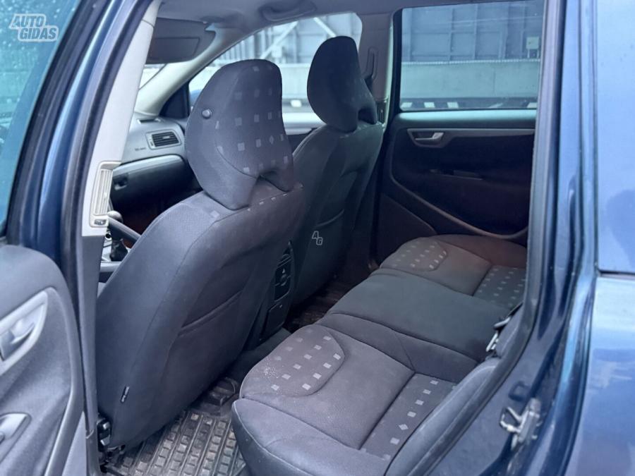 Volvo V70 2006 in Vilnius, with an engine capacity of 2.40 L and mileage of 400 thousand km for 1750 €, photo 8 on AUTOMOTO.COM.LV