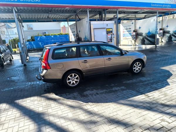 Volvo V70 2008 in Kaunas, with an engine capacity of 2.40 L and mileage of 375 thousand km for 1590 €, photo 4 on AUTOMOTO.COM.LV