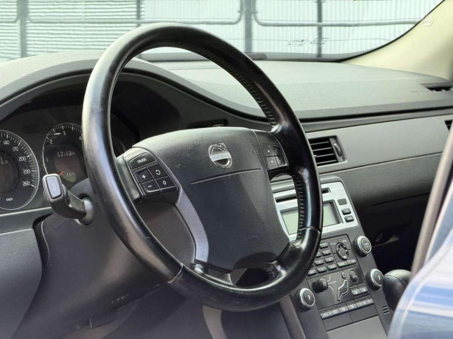 Volvo V70 2008 in Vilnius, with an engine capacity of 2.00 L and mileage of 350 thousand km for 2750 €, photo 12 on AUTOMOTO.COM.LV