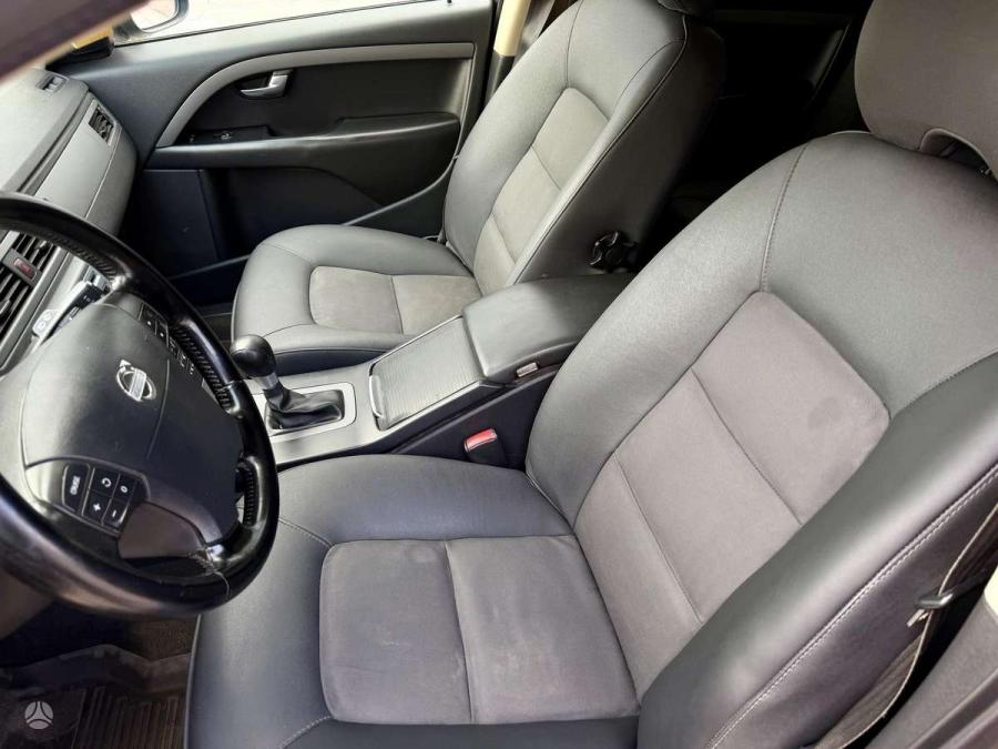 Volvo V70 2008 in Vilnius, with an engine capacity of 2.00 L and mileage of 350 thousand km for 2650 €, photo 26 on AUTOMOTO.COM.LV