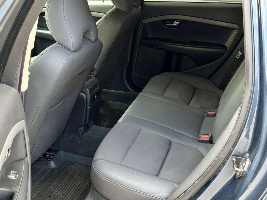 Volvo V70 2008 in Vilnius, with an engine capacity of 2.00 L and mileage of 350 thousand km for 2650 €, photo 33 on AUTOMOTO.COM.LV
