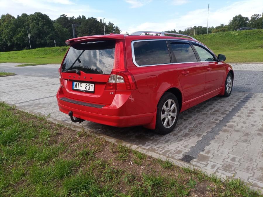 Volvo V70 2008 in Jurbarkas, with an engine capacity of 2.40 L and mileage of 359 thousand km for 2800 €, photo 5 on AUTOMOTO.COM.LV