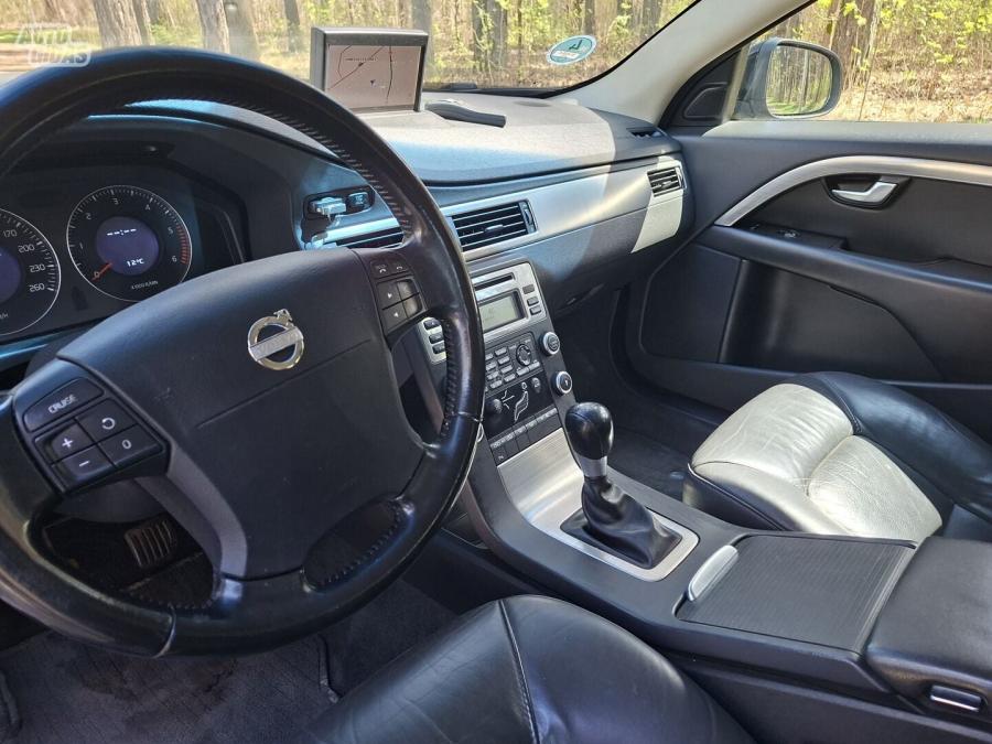 Volvo V70 2009 in Ukmerge, with an engine capacity of 2.00 L and mileage of 296 thousand km for 2750 €, photo 8 on AUTOMOTO.COM.LV