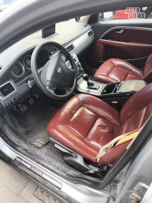 Volvo V70 2009 in Vilnius, with an engine capacity of 2.40 L and mileage of 350 thousand km for 1350 €, photo 9 on AUTOMOTO.COM.LV
