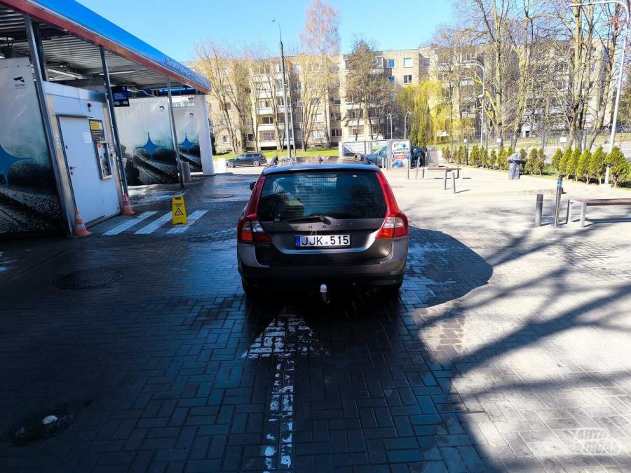 Volvo V70 2009 in Kaunas, with an engine capacity of 2.40 L and mileage of 340 thousand km for 1390 €, photo 4 on AUTOMOTO.COM.LV