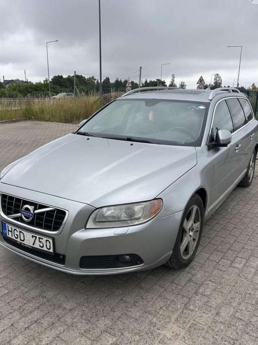 Volvo V70 2010 in Vilnius, with an engine capacity of 2.40 L and mileage of 288 thousand km for 4900 €, photo 3 on AUTOMOTO.COM.LV