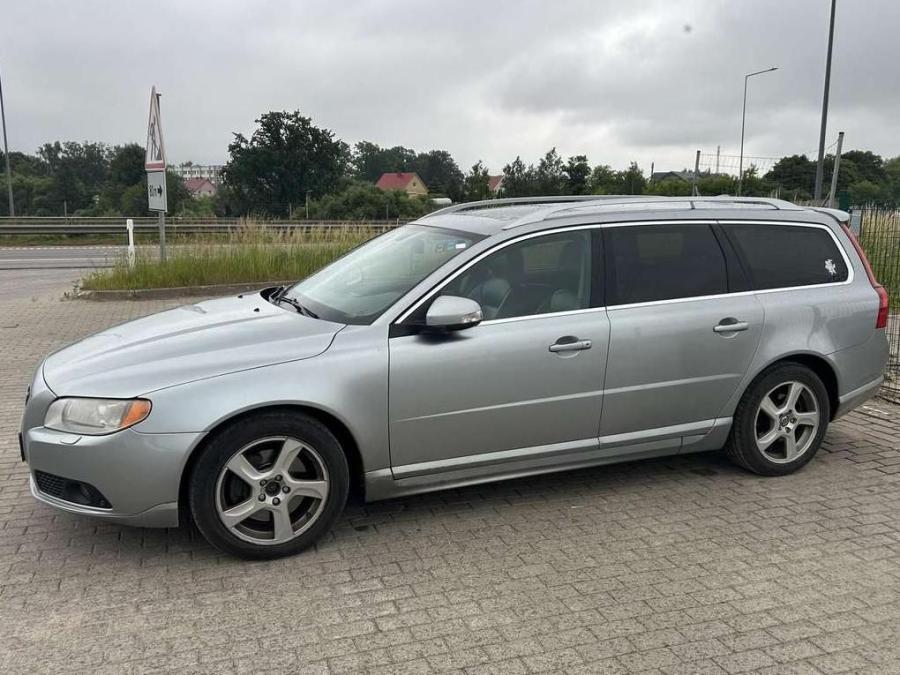 Volvo V70 2010 in Vilnius, with an engine capacity of 2.40 L and mileage of 288 thousand km for 4900 €, photo 4 on AUTOMOTO.COM.LV