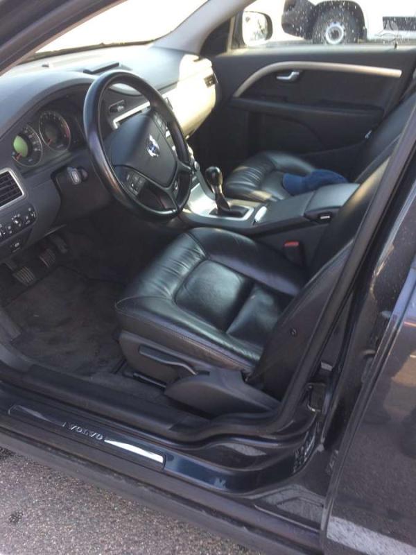 Volvo V70 2010 in Vilnius, with an engine capacity of 2.00 L and mileage of 272 thousand km for 3950 €, photo 8 on AUTOMOTO.COM.LV