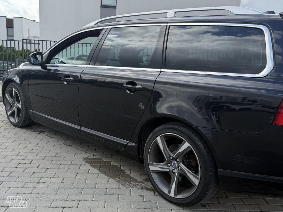Volvo V70 2011 in Vilnius, with an engine capacity of 2.40 L and mileage of 380 thousand km for 2500 €, photo 9 on AUTOMOTO.COM.LV