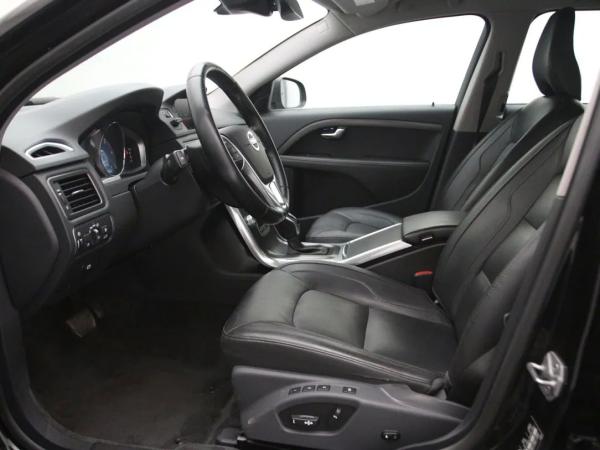 Volvo V70 2016 in Vilnius, with an engine capacity of 2.00 L and mileage of 294 thousand km for 9299 €, photo 4 on AUTOMOTO.COM.LV