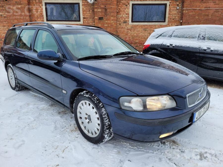 Violet Volvo V70 2000 in Daugavpils, with an engine capacity of 2.50 L and mileage of 285 thousand km for 1990 €, photo 1 on AUTOMOTO.COM.LV