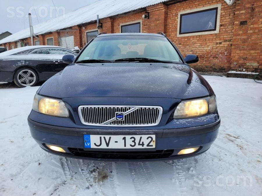 Violet Volvo V70 2000 in Daugavpils, with an engine capacity of 2.50 L and mileage of 285 thousand km for 1990 €, photo 2 on AUTOMOTO.COM.LV