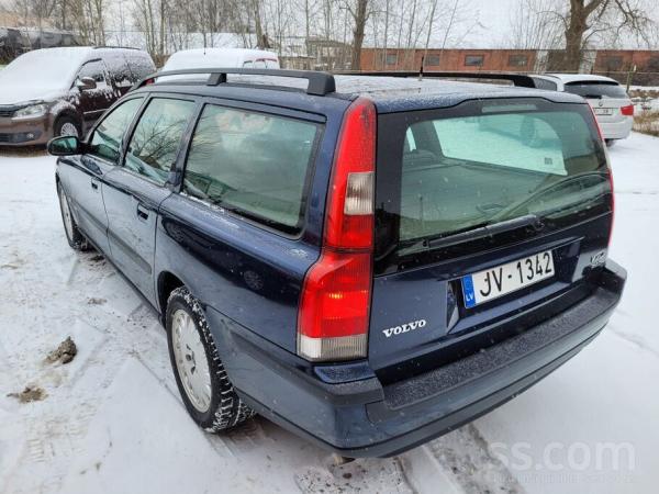 Violet Volvo V70 2000 in Daugavpils, with an engine capacity of 2.50 L and mileage of 285 thousand km for 1990 €, photo 4 on AUTOMOTO.COM.LV