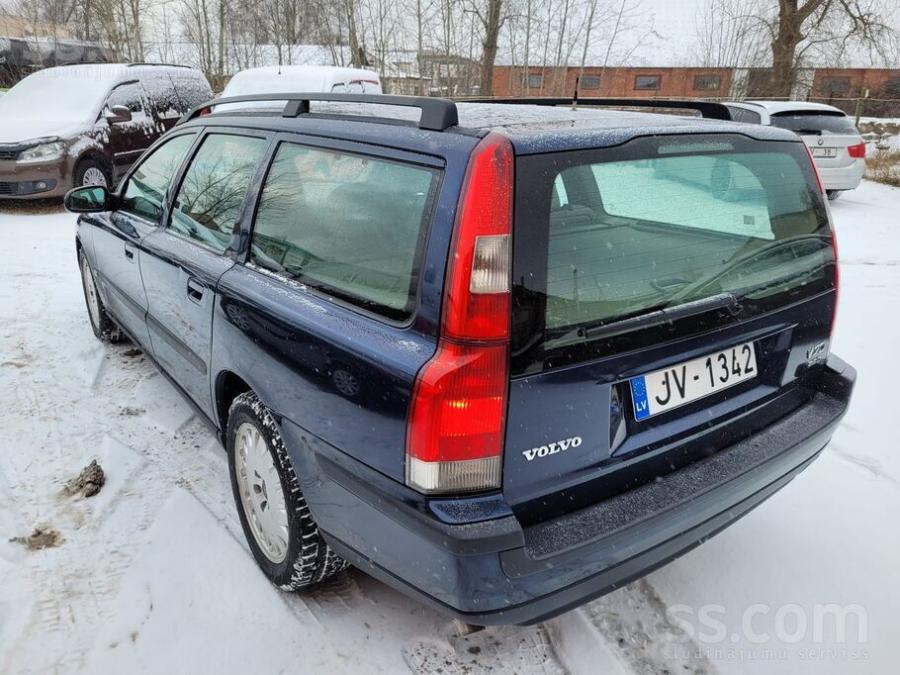 Violet Volvo V70 2000 in Daugavpils, with an engine capacity of 2.50 L and mileage of 285 thousand km for 1990 €, photo 4 on AUTOMOTO.COM.LV