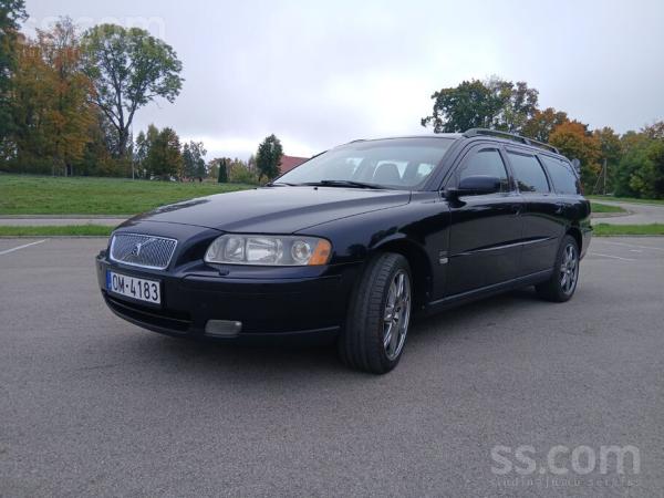 Violet Volvo V70 2005 in Balvi, with an engine capacity of 2.40 L and mileage of 587 thousand km for 1750 €, photo 1 on AUTOMOTO.COM.LV