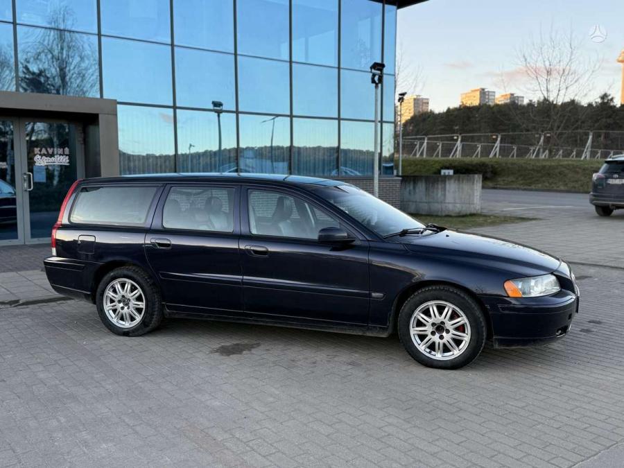 Violet Volvo V70 2006 in Vilnius, with an engine capacity of 2.40 L and mileage of 399 thousand km for 1300 €, photo 4 on AUTOMOTO.COM.LV