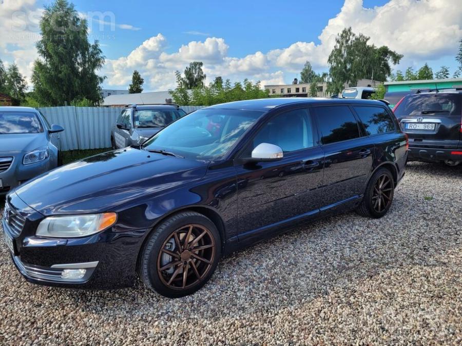 Violet Volvo V70 2007 in Daugavpils, with an engine capacity of 2.40 L and mileage of 389 thousand km for 3650 €, photo 1 on AUTOMOTO.COM.LV