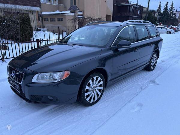 Violet Volvo V70 2011 in Panevezys, with an engine capacity of 1.98 L and mileage of 340 thousand km for 5150 €, photo 1 on AUTOMOTO.COM.LV