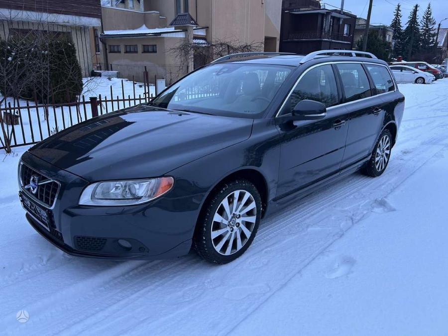 Violet Volvo V70 2011 in Panevezys, with an engine capacity of 1.98 L and mileage of 340 thousand km for 5150 €, photo 1 on AUTOMOTO.COM.LV