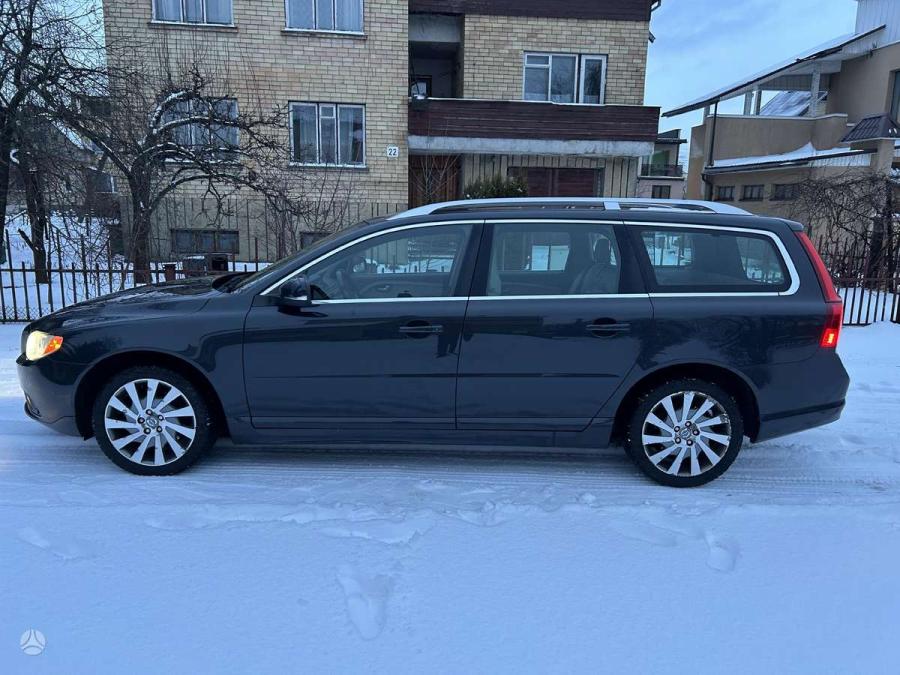 Violet Volvo V70 2011 in Panevezys, with an engine capacity of 1.98 L and mileage of 340 thousand km for 5150 €, photo 7 on AUTOMOTO.COM.LV