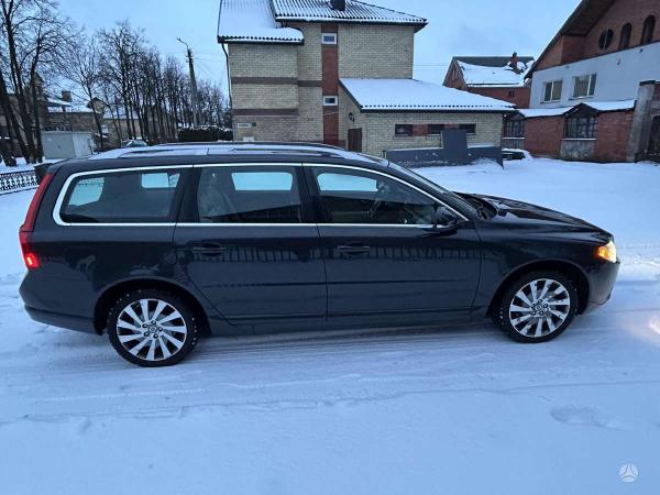Violet Volvo V70 2011 in Panevezys, with an engine capacity of 1.98 L and mileage of 340 thousand km for 5150 €, photo 8 on AUTOMOTO.COM.LV