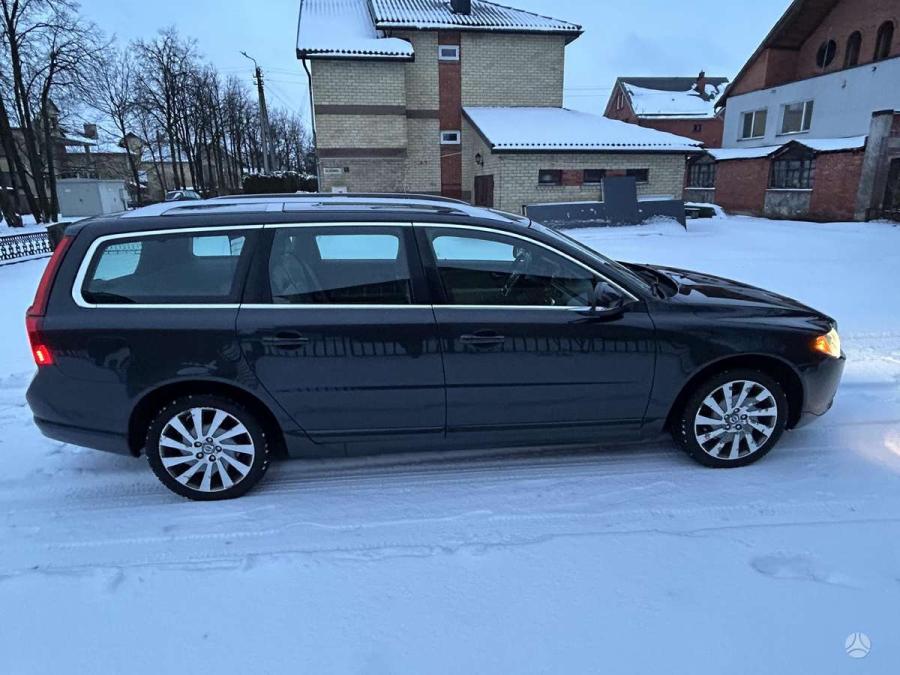 Violet Volvo V70 2011 in Panevezys, with an engine capacity of 1.98 L and mileage of 340 thousand km for 5150 €, photo 8 on AUTOMOTO.COM.LV