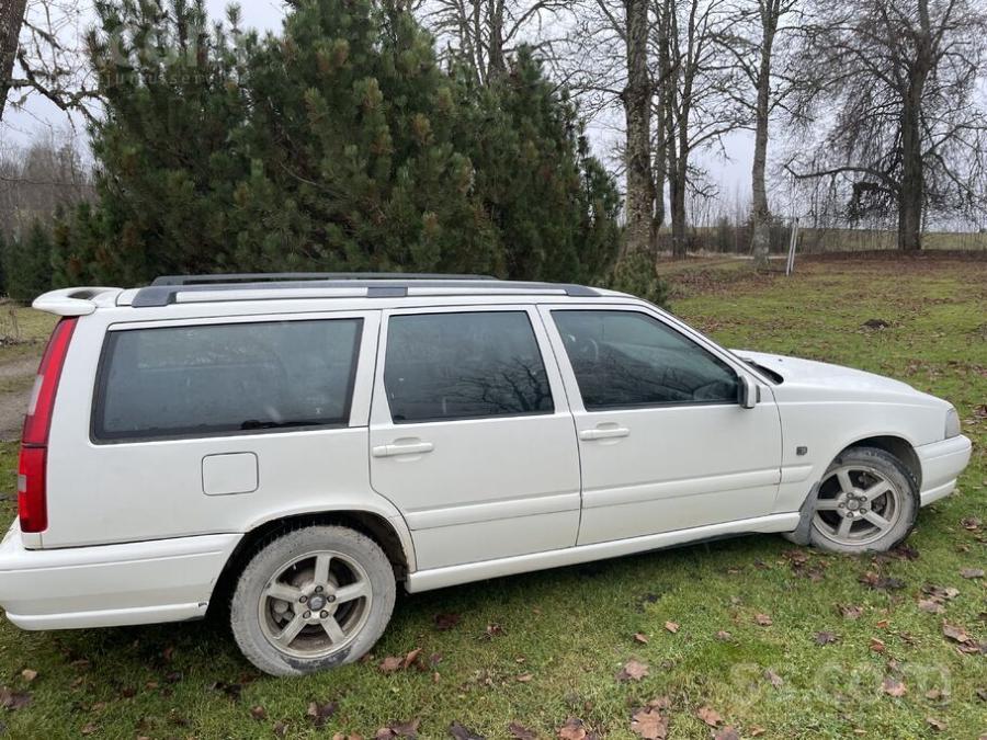 White Volvo V70 2000 in Cesis, with an engine capacity of 2.40 L and mileage of 386 thousand km for 500 €, photo 1 on AUTOMOTO.COM.LV