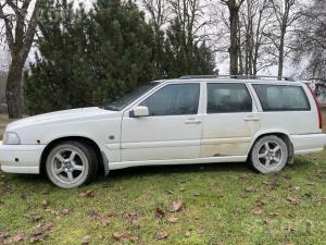 White Volvo V70 2000 in Cesis, with an engine capacity of 2.40 L and mileage of 386 thousand km for 500 €, photo 10 on AUTOMOTO.COM.LV
