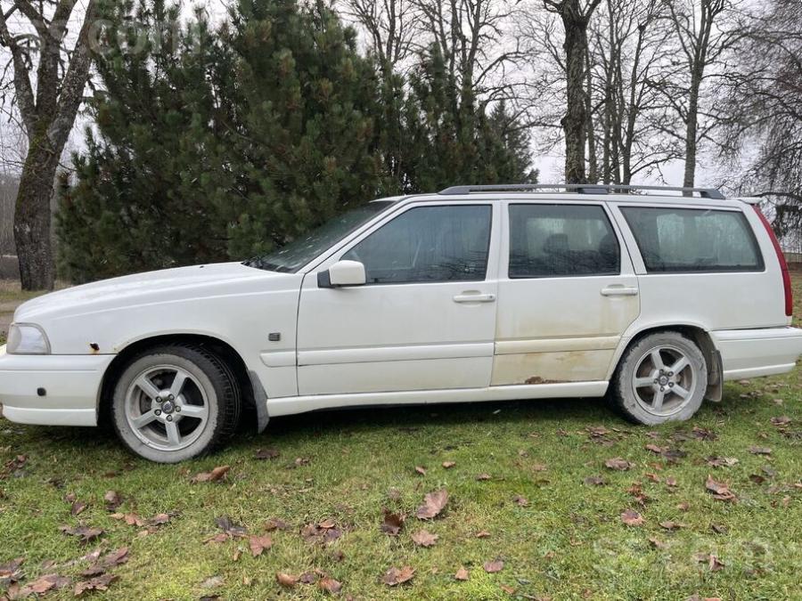 White Volvo V70 2000 in Cesis, with an engine capacity of 2.40 L and mileage of 386 thousand km for 500 €, photo 10 on AUTOMOTO.COM.LV