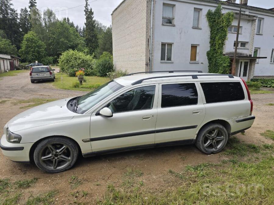 White Volvo V70 2001 in Liepaja, with an engine capacity of 2.50 L and mileage of 403 thousand km for 1100 €, photo 2 on AUTOMOTO.COM.LV