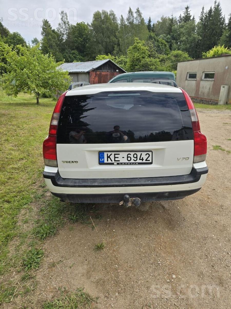 White Volvo V70 2001 in Liepaja, with an engine capacity of 2.50 L and mileage of 403 thousand km for 1100 €, photo 4 on AUTOMOTO.COM.LV