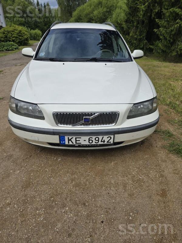 Balts Volvo V70 2001 Liepāja, ar dzinēja tilpumu 2.50 L un nobraukumu 403 tūkst. km par 800 €, foto 1 vietnē AUTOMOTO.COM.LV