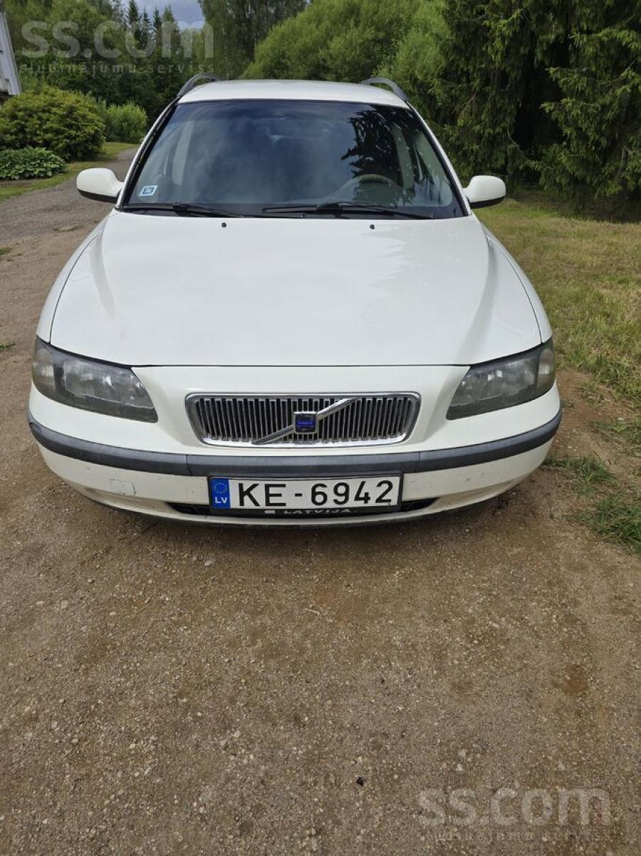 Balts Volvo V70 2001 Liepāja, ar dzinēja tilpumu 2.50 L un nobraukumu 403 tūkst. km par 800 €, foto 1 vietnē AUTOMOTO.COM.LV