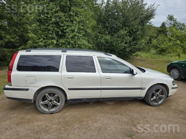 Balts Volvo V70 2001 Liepāja, ar dzinēja tilpumu 2.50 L un nobraukumu 403 tūkst. km par 800 €, foto 4 vietnē AUTOMOTO.COM.LV